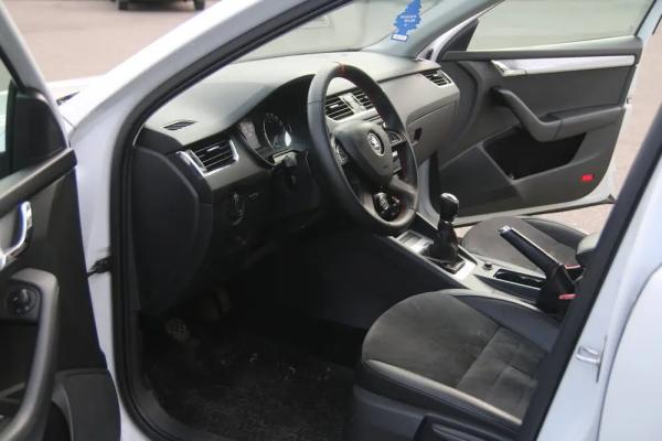 White Skoda Octavia 2015 in Riga, with an engine capacity of 1.40 L and mileage of 261 thousand km for 5790 €, photo 7 on AUTOMOTO.COM.LV