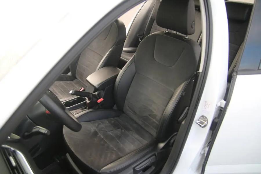 White Skoda Octavia 2015 in Riga, with an engine capacity of 1.40 L and mileage of 261 thousand km for 5790 €, photo 9 on AUTOMOTO.COM.LV