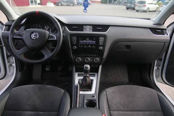 White Skoda Octavia 2015 in Riga, with an engine capacity of 1.40 L and mileage of 261 thousand km for 5790 €, photo 9 on AUTOMOTO.COM.LV