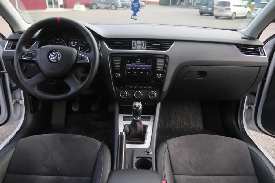 White Skoda Octavia 2015 in Riga, with an engine capacity of 1.40 L and mileage of 261 thousand km for 5790 €, photo 10 on AUTOMOTO.COM.LV