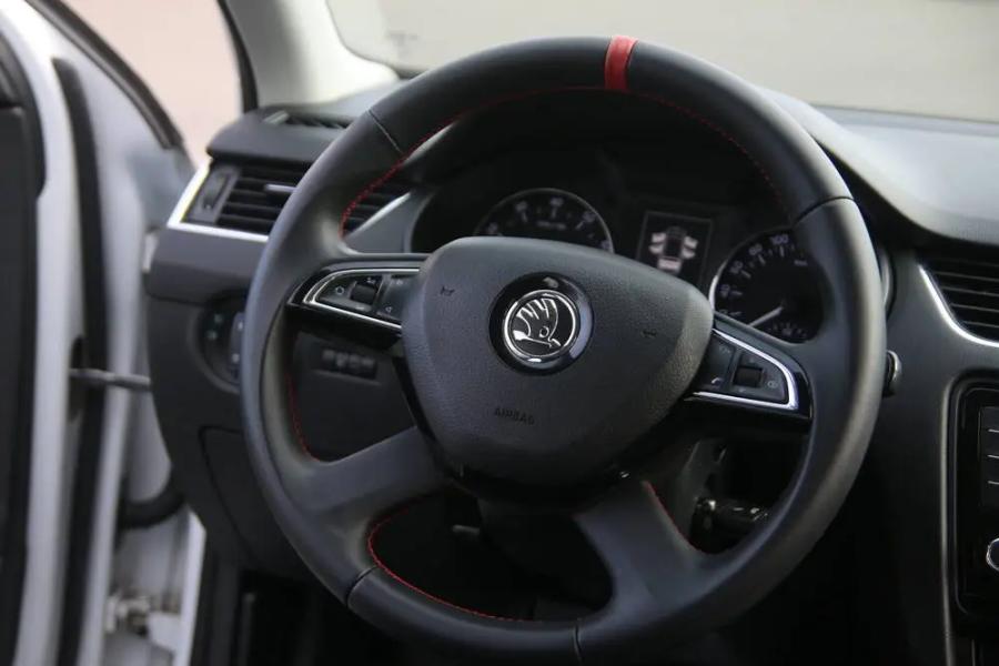 White Skoda Octavia 2015 in Riga, with an engine capacity of 1.40 L and mileage of 261 thousand km for 5790 €, photo 11 on AUTOMOTO.COM.LV