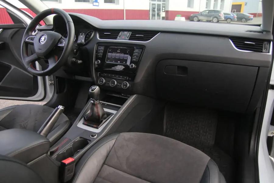 White Skoda Octavia 2015 in Riga, with an engine capacity of 1.40 L and mileage of 261 thousand km for 5790 €, photo 12 on AUTOMOTO.COM.LV