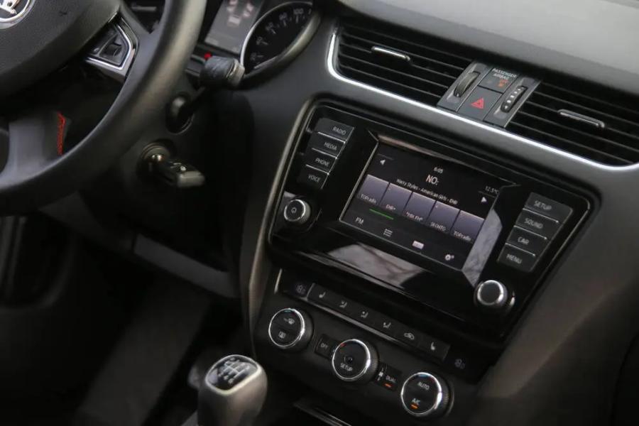 White Skoda Octavia 2015 in Riga, with an engine capacity of 1.40 L and mileage of 261 thousand km for 5790 €, photo 13 on AUTOMOTO.COM.LV