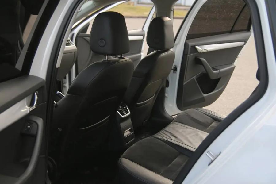 White Skoda Octavia 2015 in Riga, with an engine capacity of 1.40 L and mileage of 261 thousand km for 5790 €, photo 16 on AUTOMOTO.COM.LV