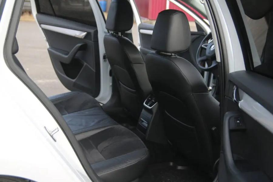 White Skoda Octavia 2015 in Riga, with an engine capacity of 1.40 L and mileage of 261 thousand km for 5790 €, photo 17 on AUTOMOTO.COM.LV