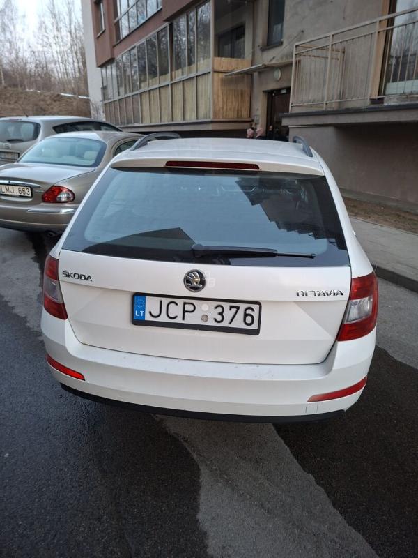 White Skoda Octavia 2016 in Vilnius, with an engine capacity of 1.60 L and mileage of 370 thousand km for 4000 €, photo 4 on AUTOMOTO.COM.LV