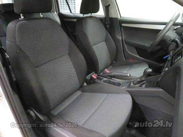 White Skoda Octavia 2016 in Tallinn, with an engine capacity of 1.00 L and mileage of 268 thousand km for 5100 €, photo 4 on AUTOMOTO.COM.LV