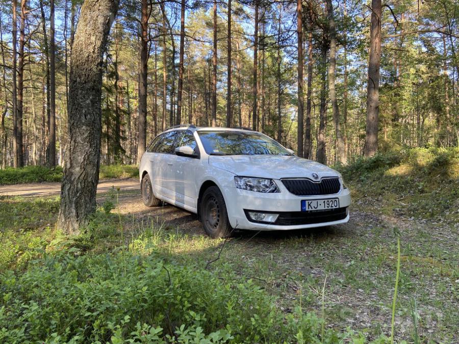 White Skoda Octavia 2016 in Riga, with an engine capacity of 1.20 L and mileage of 195 thousand km for 4700 €, photo 6 on AUTOMOTO.COM.LV