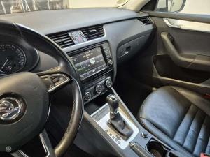 White Skoda Octavia 2016 in Raseiniai, with an engine capacity of 1.97 L and mileage of 258 thousand km for 7300 €, photo 20 on AUTOMOTO.COM.LV