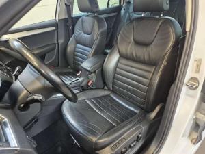 White Skoda Octavia 2016 in Raseiniai, with an engine capacity of 1.97 L and mileage of 258 thousand km for 7300 €, photo 21 on AUTOMOTO.COM.LV