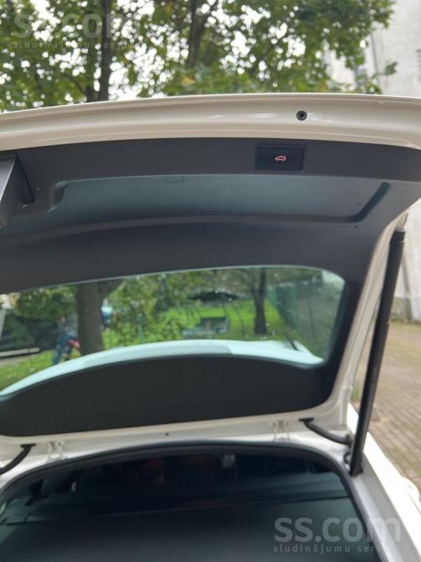 White Skoda Octavia 2016 in Riga, with an engine capacity of 2.00 L and mileage of 270 thousand km for 10500 €, photo 8 on AUTOMOTO.COM.LV