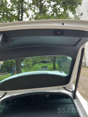 White Skoda Octavia 2016 in Riga, with an engine capacity of 2.00 L and mileage of 270 thousand km for 10500 €, photo 8 on AUTOMOTO.COM.LV