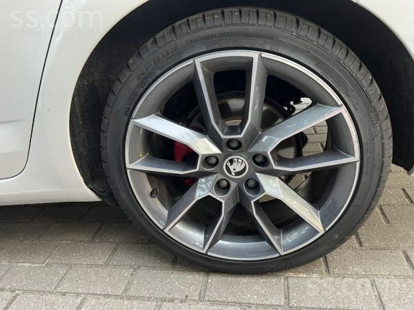 White Skoda Octavia 2016 in Riga, with an engine capacity of 2.00 L and mileage of 270 thousand km for 10500 €, photo 10 on AUTOMOTO.COM.LV
