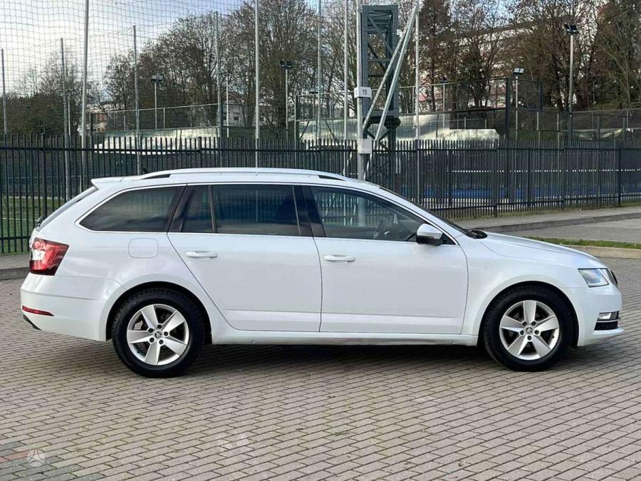 White Skoda Octavia 2017 in Jonava, with an engine capacity of 1.60 L and mileage of 298 thousand km for 6900 €, photo 3 on AUTOMOTO.COM.LV