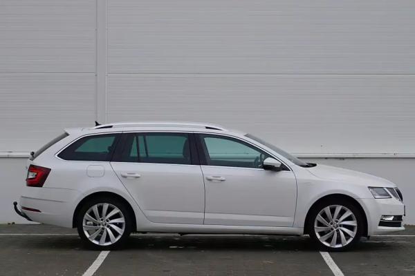 White Skoda Octavia 2017 in Riga, with an engine capacity of 2.00 L and mileage of 218 thousand km for 7500 €, photo 8 on AUTOMOTO.COM.LV