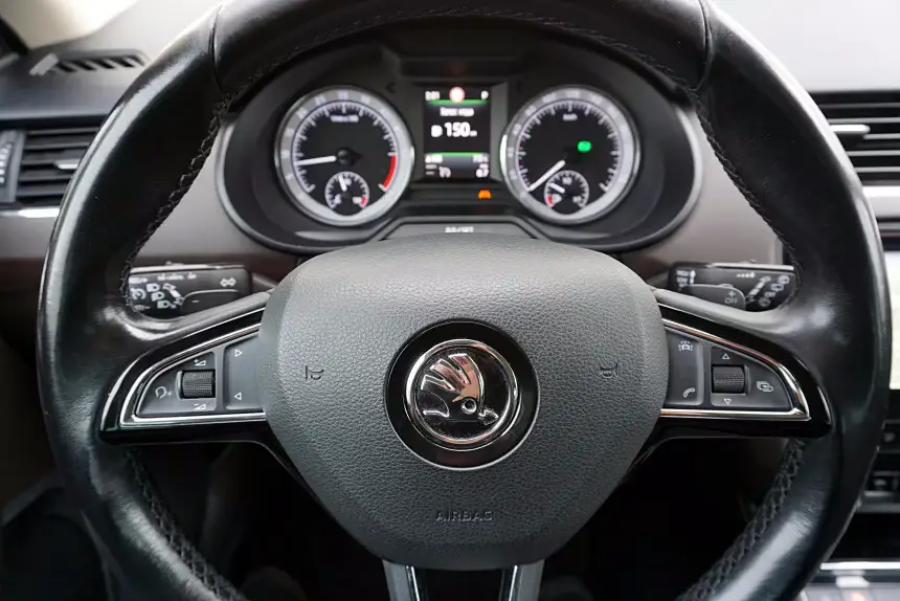 Белый Шкода Октавия 2017 в Рига, объемом двигателя 2.00 л и пробегом 218 тыс. км за 7500 €, фото 18 на AUTOMOTO.COM.LV
