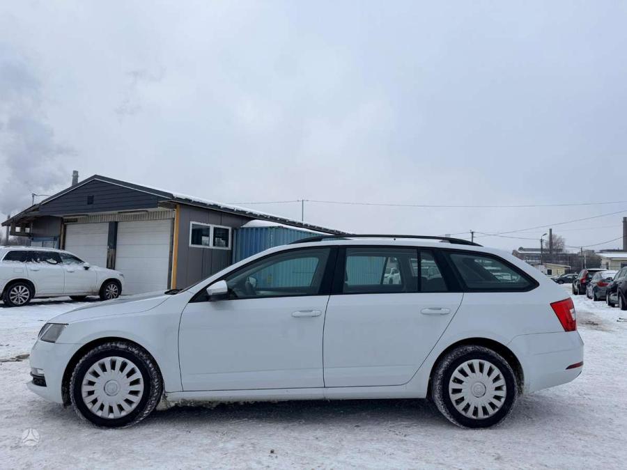 White Skoda Octavia 2018 in Panevezys, with an engine capacity of 1.60 L and mileage of 194 thousand km for 5999 €, photo 2 on AUTOMOTO.COM.LV