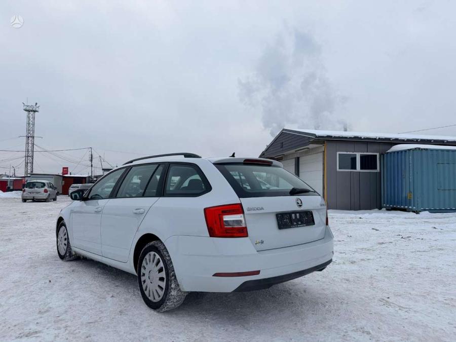 White Skoda Octavia 2018 in Panevezys, with an engine capacity of 1.60 L and mileage of 194 thousand km for 5999 €, photo 3 on AUTOMOTO.COM.LV