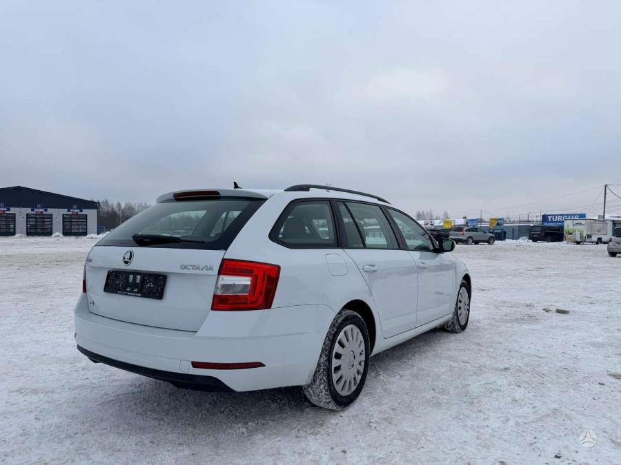White Skoda Octavia 2018 in Panevezys, with an engine capacity of 1.60 L and mileage of 194 thousand km for 5999 €, photo 4 on AUTOMOTO.COM.LV