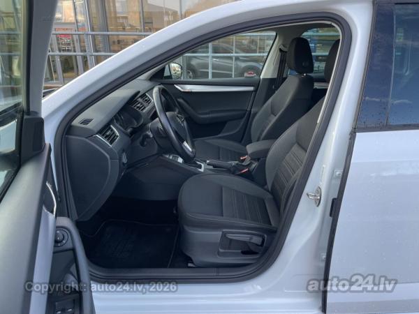 White Skoda Octavia 2018 in Viljandi, with an engine capacity of 1.60 L and mileage of 175 thousand km for 9980 €, photo 5 on AUTOMOTO.COM.LV
