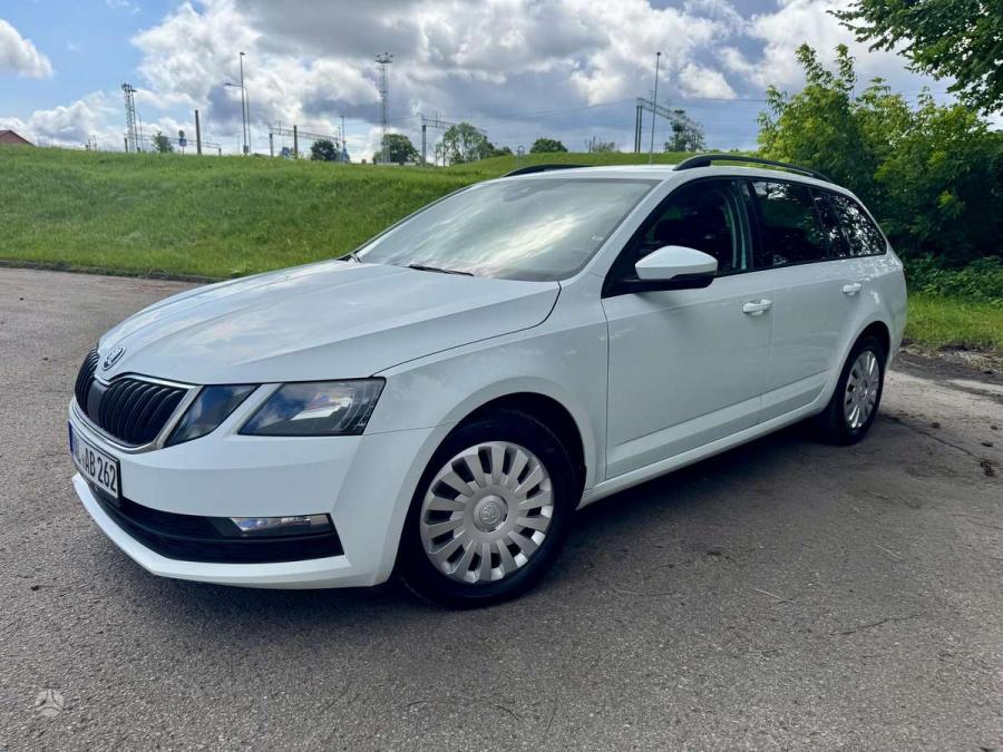 White Skoda Octavia 2018 in Vilnius, with an engine capacity of 1.97 L and mileage of 211 thousand km for 8500 €, photo 3 on AUTOMOTO.COM.LV