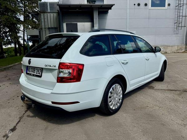 White Skoda Octavia 2018 in Vilnius, with an engine capacity of 1.97 L and mileage of 211 thousand km for 8500 €, photo 3 on AUTOMOTO.COM.LV