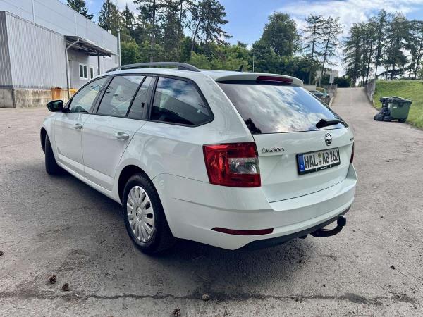 White Skoda Octavia 2018 in Vilnius, with an engine capacity of 1.97 L and mileage of 211 thousand km for 8500 €, photo 4 on AUTOMOTO.COM.LV