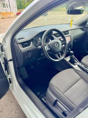 White Skoda Octavia 2018 in Vilnius, with an engine capacity of 1.97 L and mileage of 211 thousand km for 8500 €, photo 7 on AUTOMOTO.COM.LV
