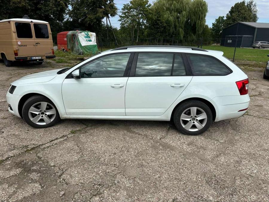 White Skoda Octavia 2018 in Jurbarkas, with an engine capacity of 1.60 L and mileage of 230 thousand km for 7250 €, photo 9 on AUTOMOTO.COM.LV