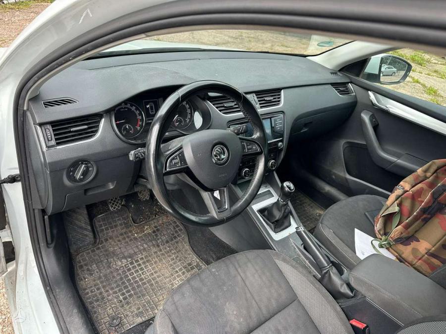 White Skoda Octavia 2018 in Jurbarkas, with an engine capacity of 1.60 L and mileage of 230 thousand km for 7250 €, photo 10 on AUTOMOTO.COM.LV