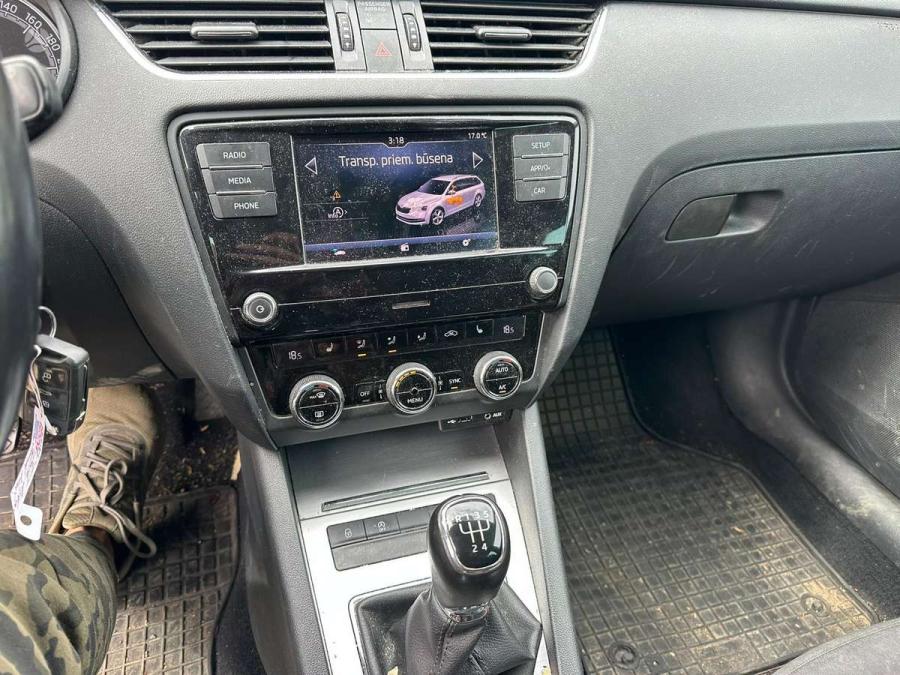 White Skoda Octavia 2018 in Jurbarkas, with an engine capacity of 1.60 L and mileage of 230 thousand km for 7250 €, photo 12 on AUTOMOTO.COM.LV