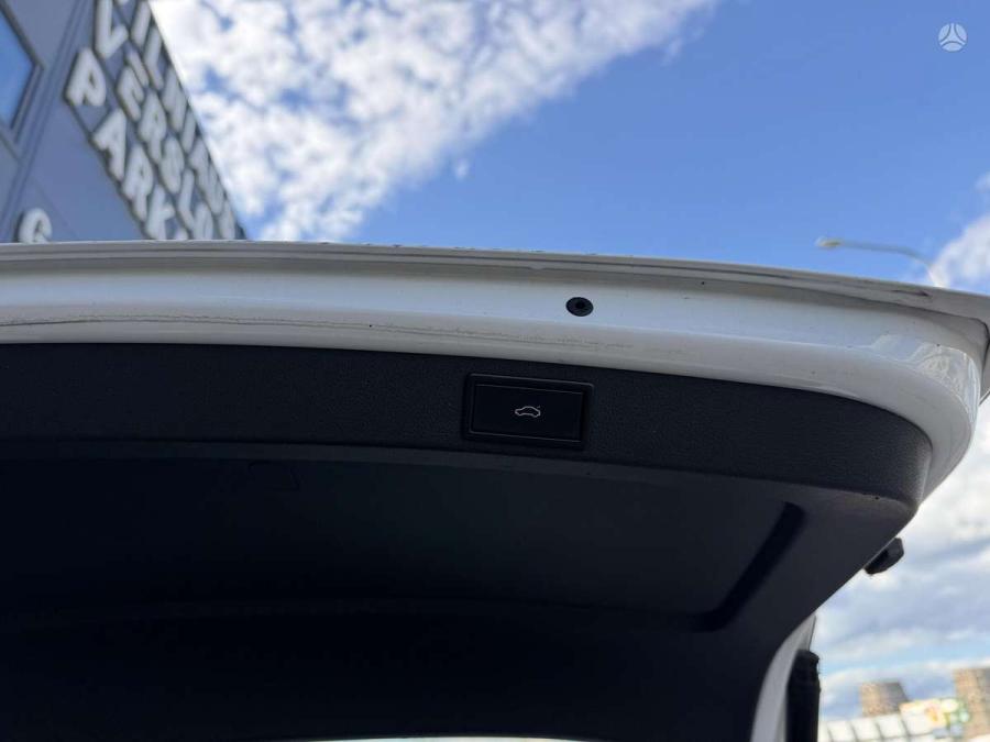 White Skoda Octavia 2018 in Vilnius, with an engine capacity of 1.00 L and mileage of 187 thousand km for 7899 €, photo 5 on AUTOMOTO.COM.LV