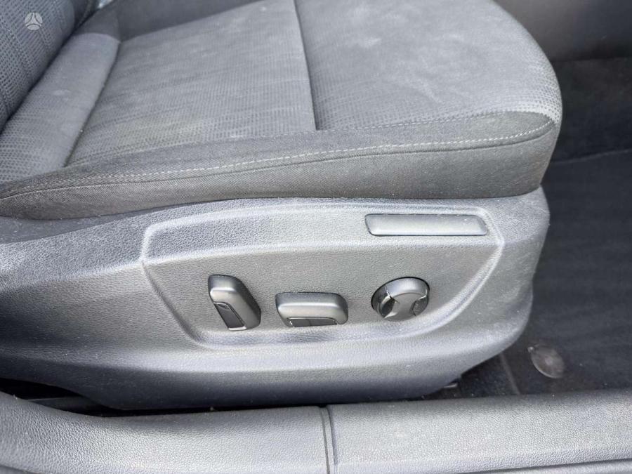 White Skoda Octavia 2018 in Vilnius, with an engine capacity of 1.00 L and mileage of 187 thousand km for 7899 €, photo 15 on AUTOMOTO.COM.LV