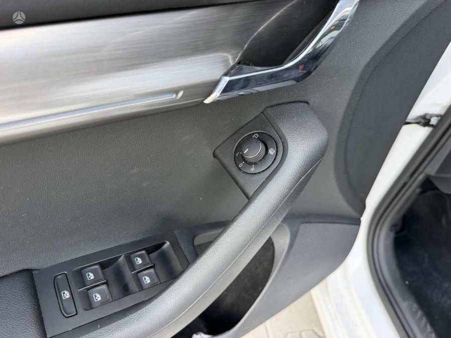 White Skoda Octavia 2018 in Vilnius, with an engine capacity of 1.00 L and mileage of 187 thousand km for 7899 €, photo 17 on AUTOMOTO.COM.LV