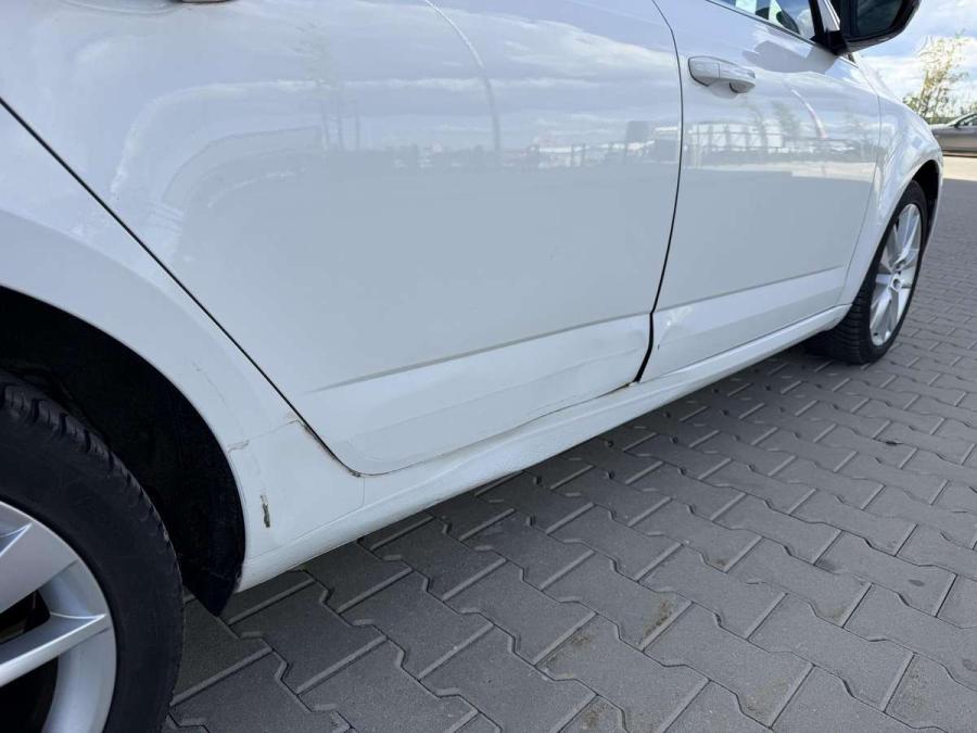 White Skoda Octavia 2018 in Vilnius, with an engine capacity of 1.00 L and mileage of 187 thousand km for 7899 €, photo 26 on AUTOMOTO.COM.LV