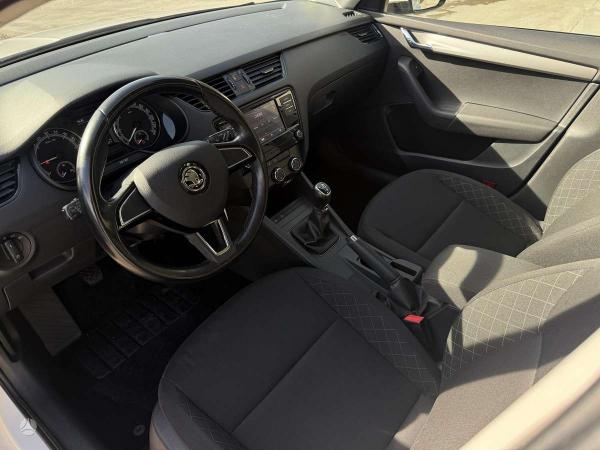 Skoda Octavia 2018 in Kaunas on AUTOMOTO.COM.LV White Skoda Octavia 2018 in Kaunas, with an engine capacity of 1.60 L and mileage of 288 thousand km for 5900 β¬, photo 11 on AUTOMOTO.COM.LV