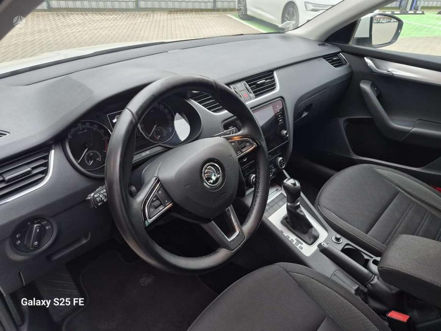 White Skoda Octavia 2018 in Taurage, with an engine capacity of 1.97 L and mileage of 242 thousand km for 8300 €, photo 15 on AUTOMOTO.COM.LV