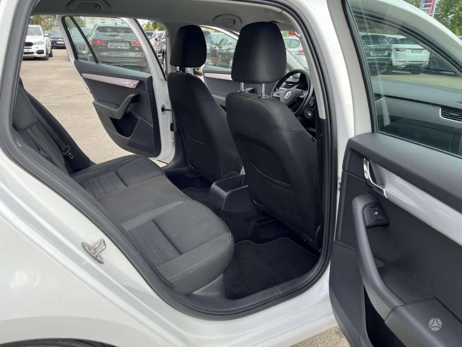 White Skoda Octavia 2019 in Taurage, with an engine capacity of 1.00 L and mileage of 260 thousand km for 5200 €, photo 9 on AUTOMOTO.COM.LV
