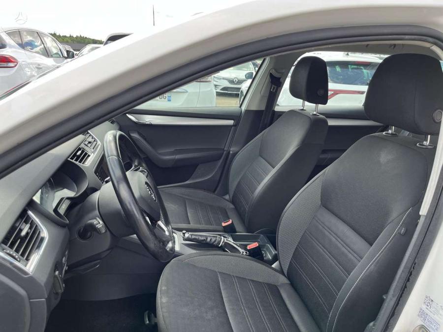 White Skoda Octavia 2019 in Taurage, with an engine capacity of 1.00 L and mileage of 260 thousand km for 5200 €, photo 12 on AUTOMOTO.COM.LV