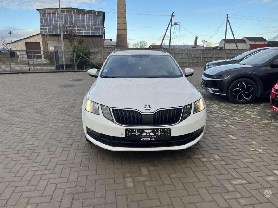 White Skoda Octavia 2020 in Taurage, with an engine capacity of 1.60 L and mileage of 231 thousand km for 6900 €, photo 5 on AUTOMOTO.COM.LV