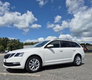 White Skoda Octavia 2020 in Raseiniai, with an engine capacity of 1.60 L and mileage of 216 thousand km for 5999 €, photo 3 on AUTOMOTO.COM.LV