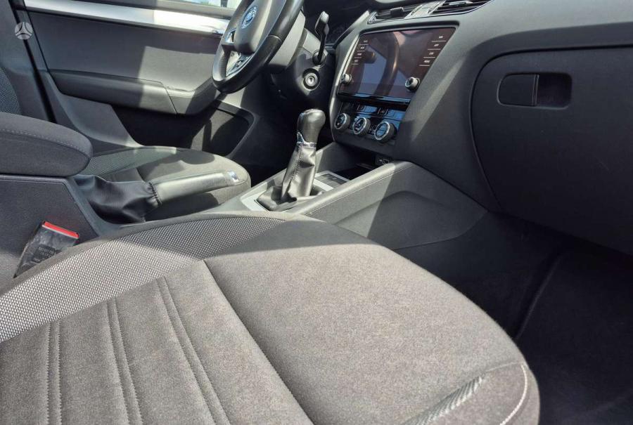 White Skoda Octavia 2020 in Raseiniai, with an engine capacity of 1.60 L and mileage of 216 thousand km for 5999 €, photo 27 on AUTOMOTO.COM.LV