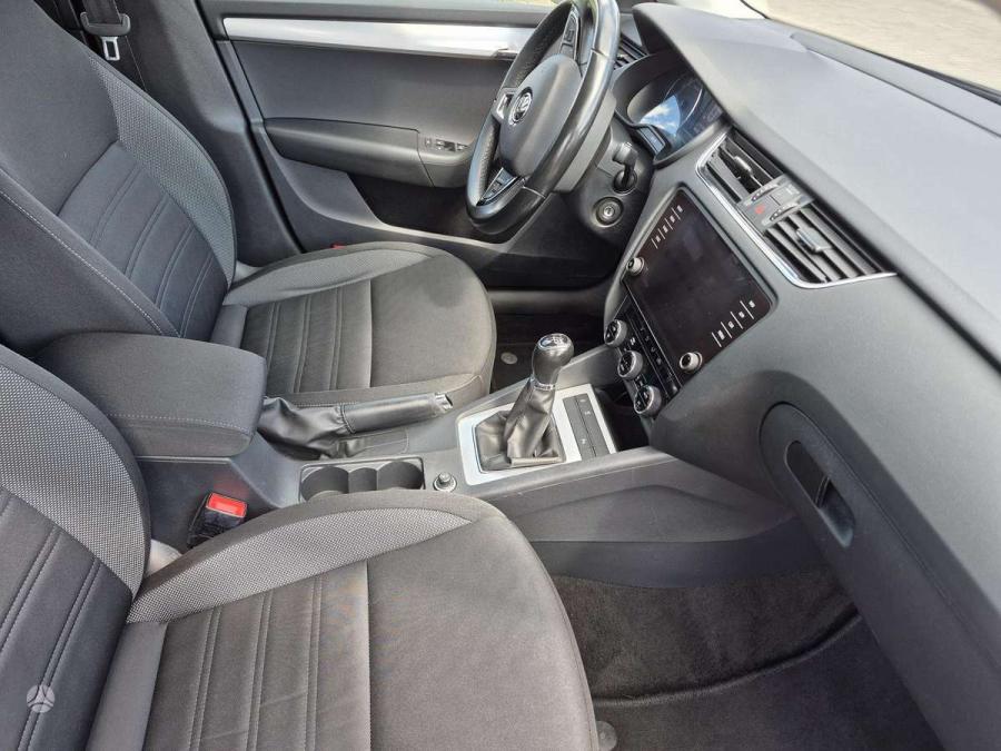White Skoda Octavia 2020 in Raseiniai, with an engine capacity of 1.60 L and mileage of 216 thousand km for 5999 €, photo 28 on AUTOMOTO.COM.LV