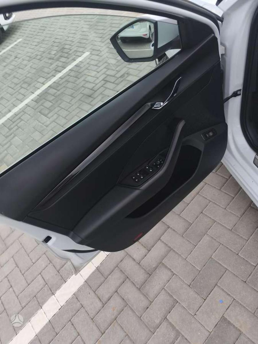 White Skoda Octavia 2020 in Taurage, with an engine capacity of 1.97 L and mileage of 293 thousand km for 11800 €, photo 8 on AUTOMOTO.COM.LV