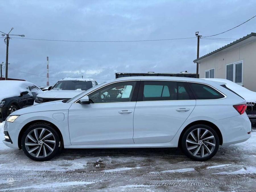 White Skoda Octavia 2021 in Vilnius, with an engine capacity of 1.40 L and mileage of 100 thousand km for 17300 €, photo 5 on AUTOMOTO.COM.LV