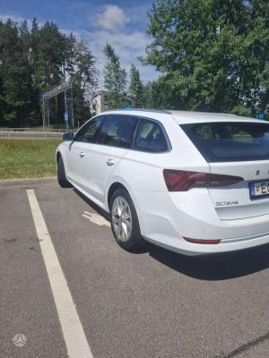 White Skoda Octavia 2021 in Vilnius, with an engine capacity of 1.40 L and mileage of 178 thousand km for 16100 €, photo 4 on AUTOMOTO.COM.LV