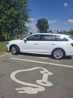 White Skoda Octavia 2021 in Vilnius, with an engine capacity of 1.40 L and mileage of 178 thousand km for 16100 €, photo 5 on AUTOMOTO.COM.LV