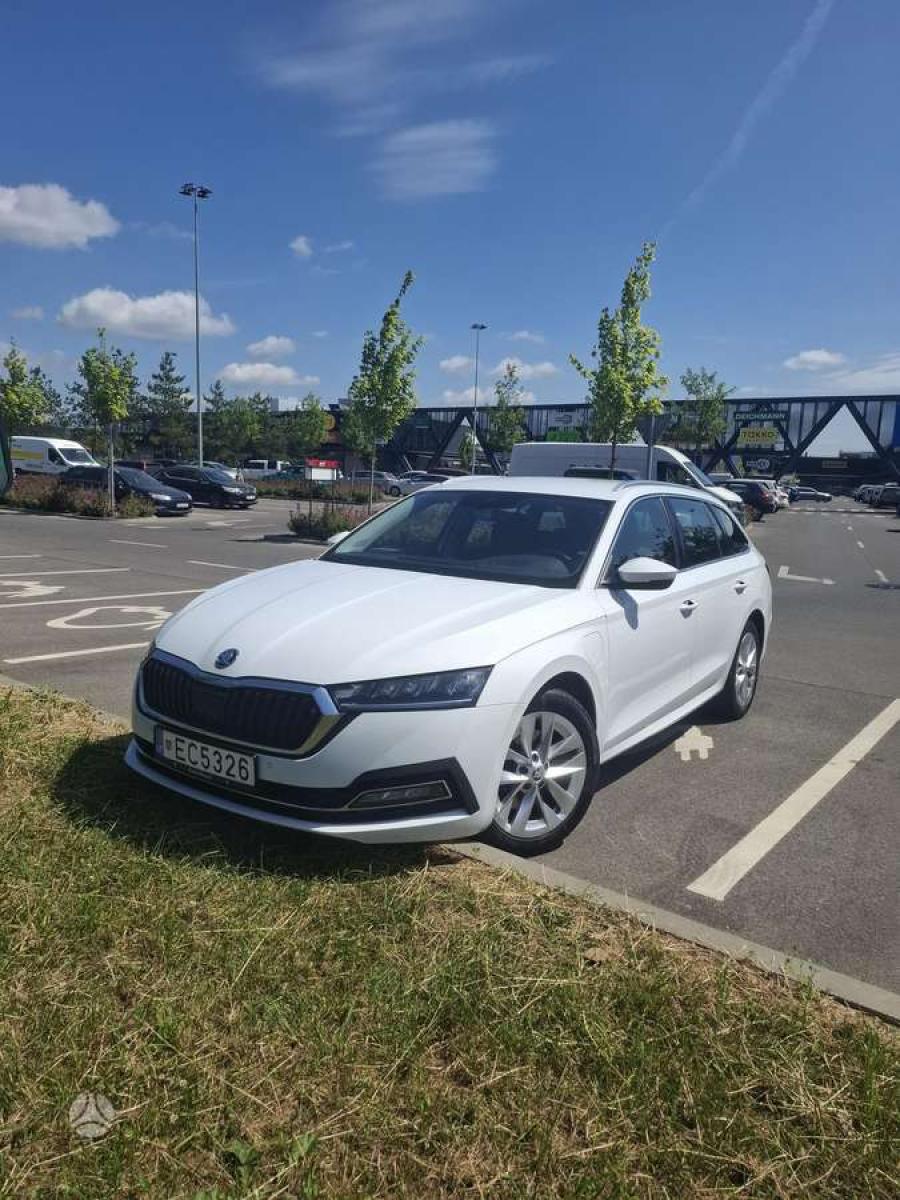 White Skoda Octavia 2021 in Vilnius, with an engine capacity of 1.40 L and mileage of 178 thousand km for 16100 €, photo 6 on AUTOMOTO.COM.LV