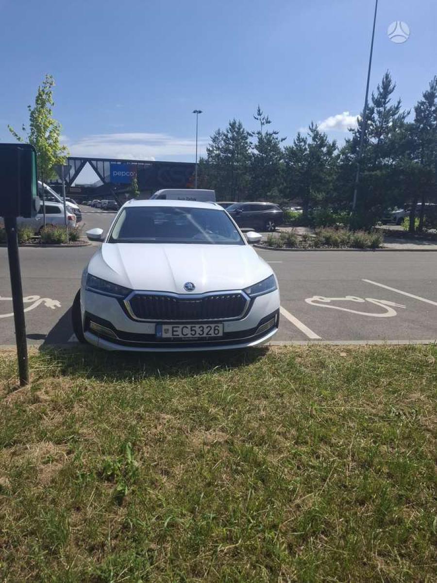 White Skoda Octavia 2021 in Vilnius, with an engine capacity of 1.40 L and mileage of 178 thousand km for 16100 €, photo 8 on AUTOMOTO.COM.LV