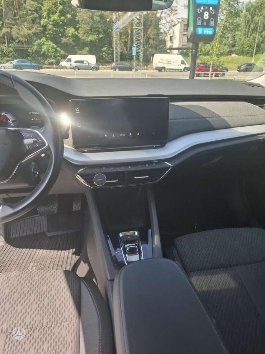 White Skoda Octavia 2021 in Vilnius, with an engine capacity of 1.40 L and mileage of 178 thousand km for 16100 €, photo 12 on AUTOMOTO.COM.LV